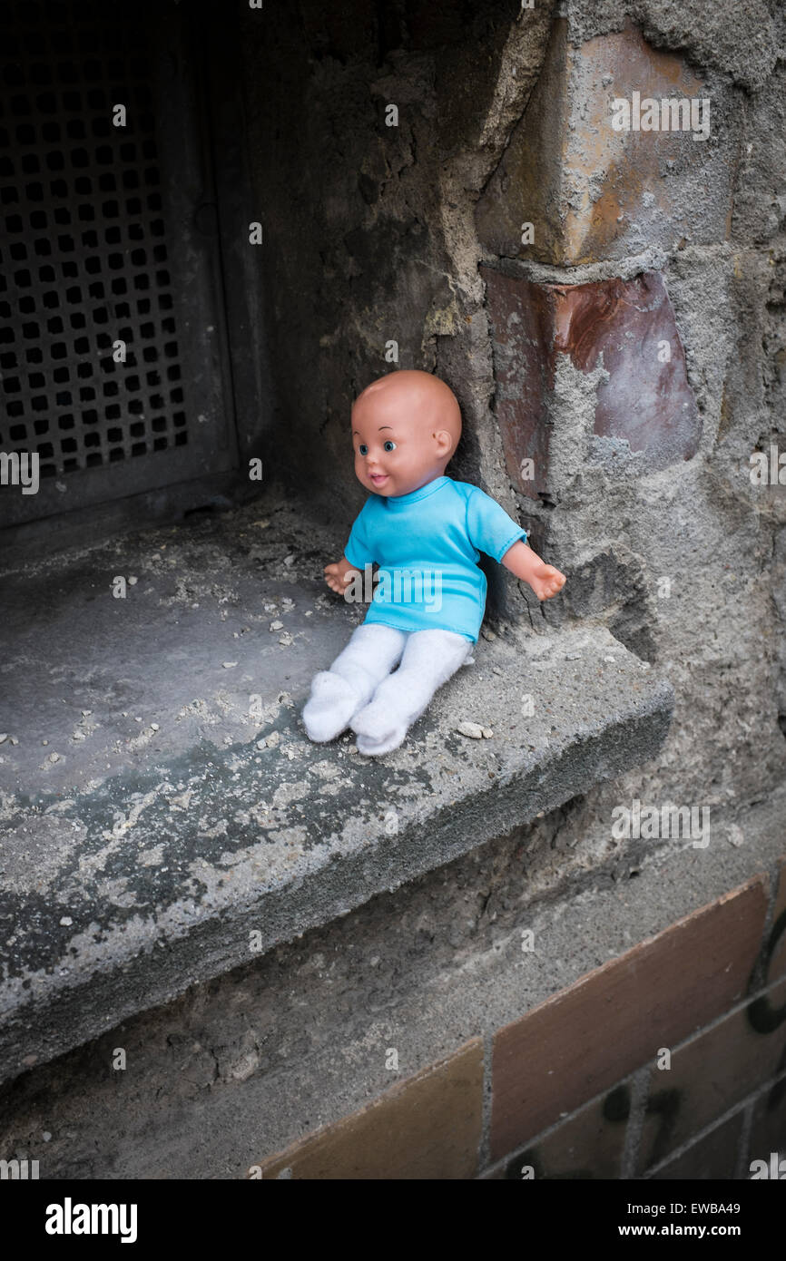 Sitting on windows hi-res stock photography and images - Alamy