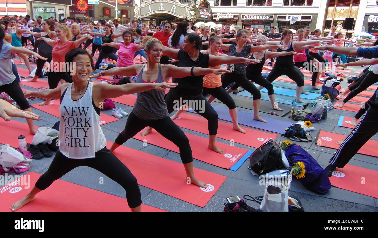 New York, US. 21st June, 2015. Crowds of people have gathered for World ...