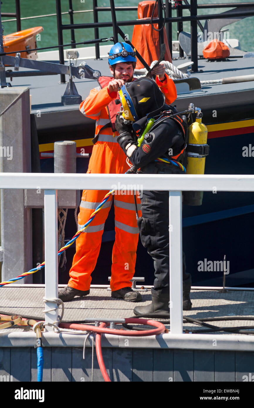 Hard hat diver hi-res stock photography and images - Alamy