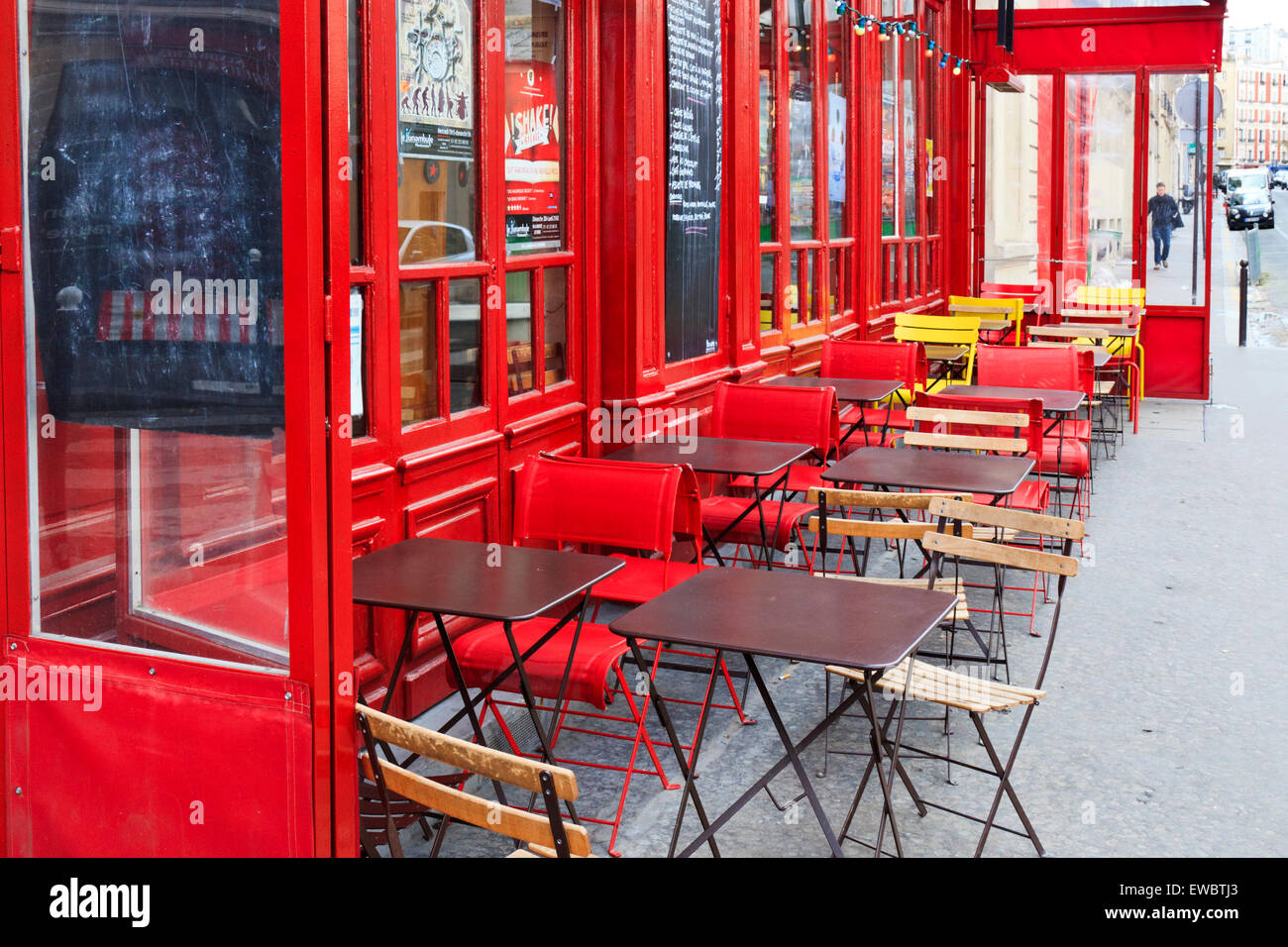 Paris cafe table and chairs hi-res stock photography and images - Alamy