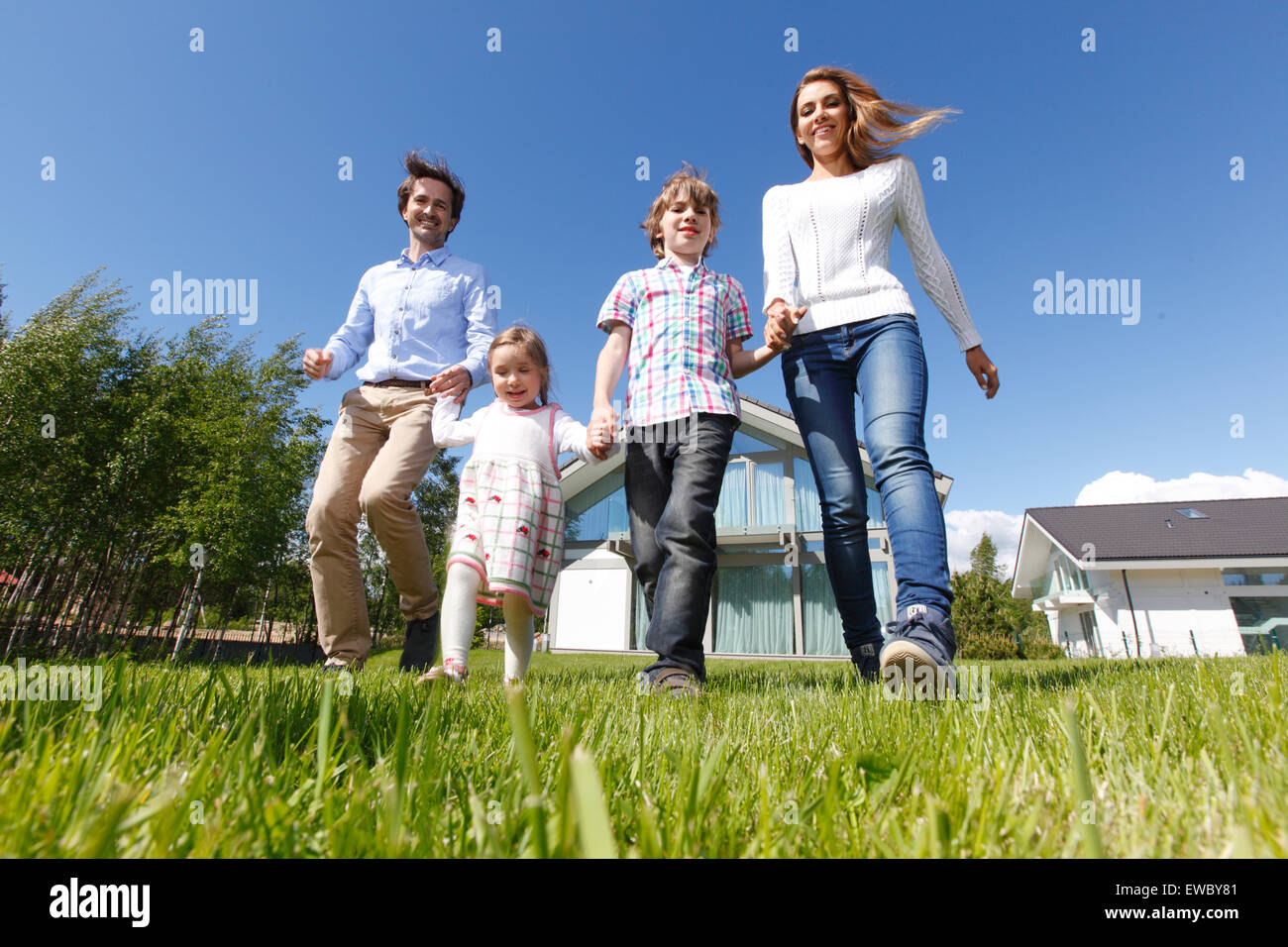happy family running Stock Photo - Alamy