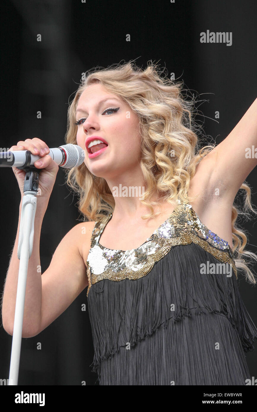 AMERICAN SINGER TAYLOR SWIFT PERFORMING LIVE AT THE V FESTIVAL IN ...