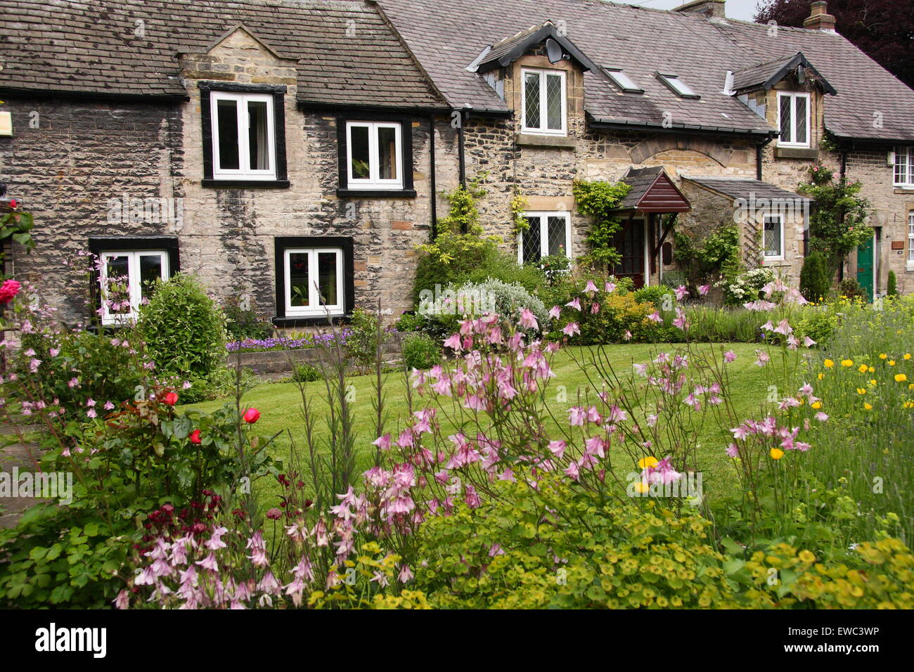 A row of traditional stone built cottages in Castleton village, PEak ...