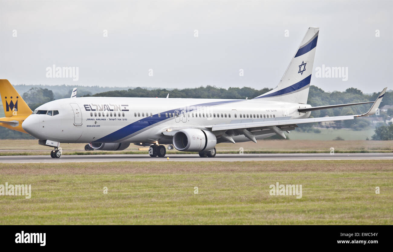EL-AL Israel Airlines Boeing 737 4X-EHA landing at London-Luton Airport ...