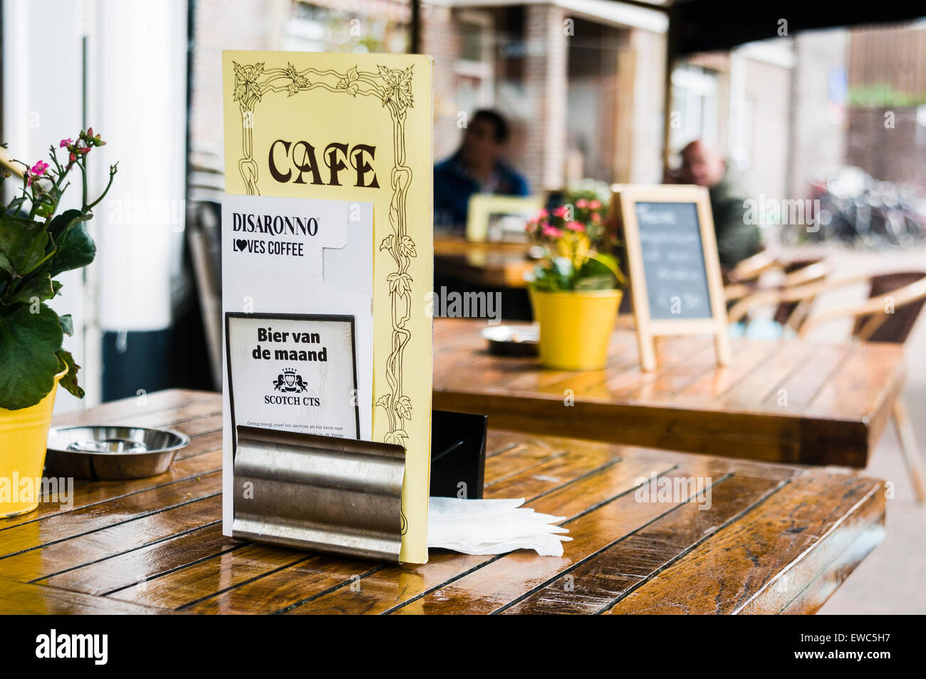 Outside cafe cafes table tables hi-res stock photography and images - Alamy
