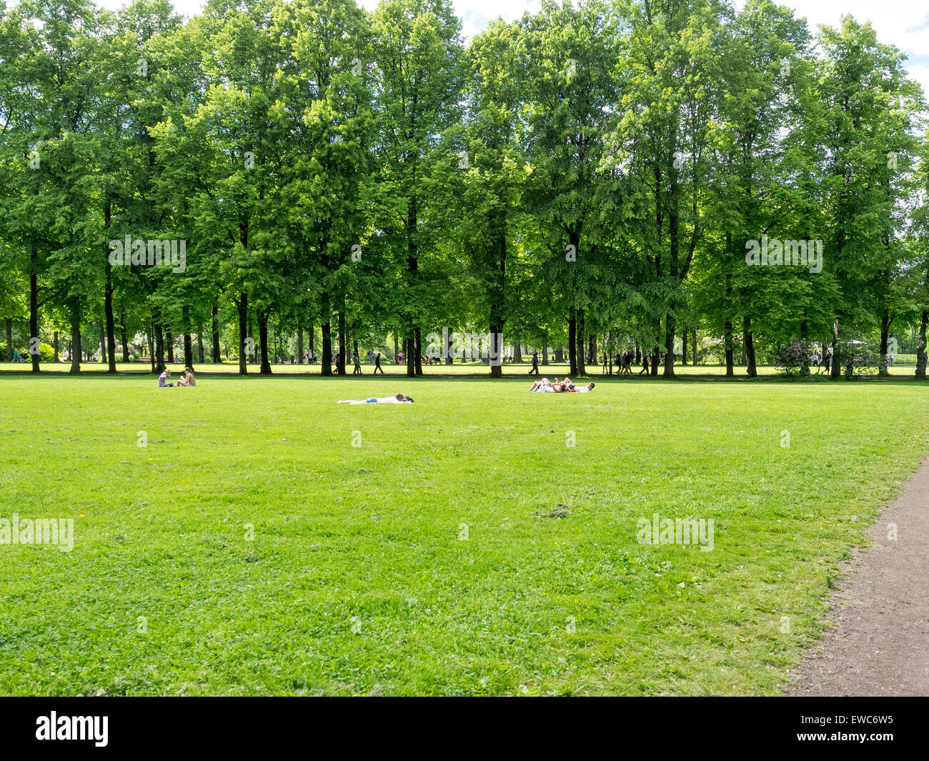 People outside enjoying the weather hi-res stock photography and images ...