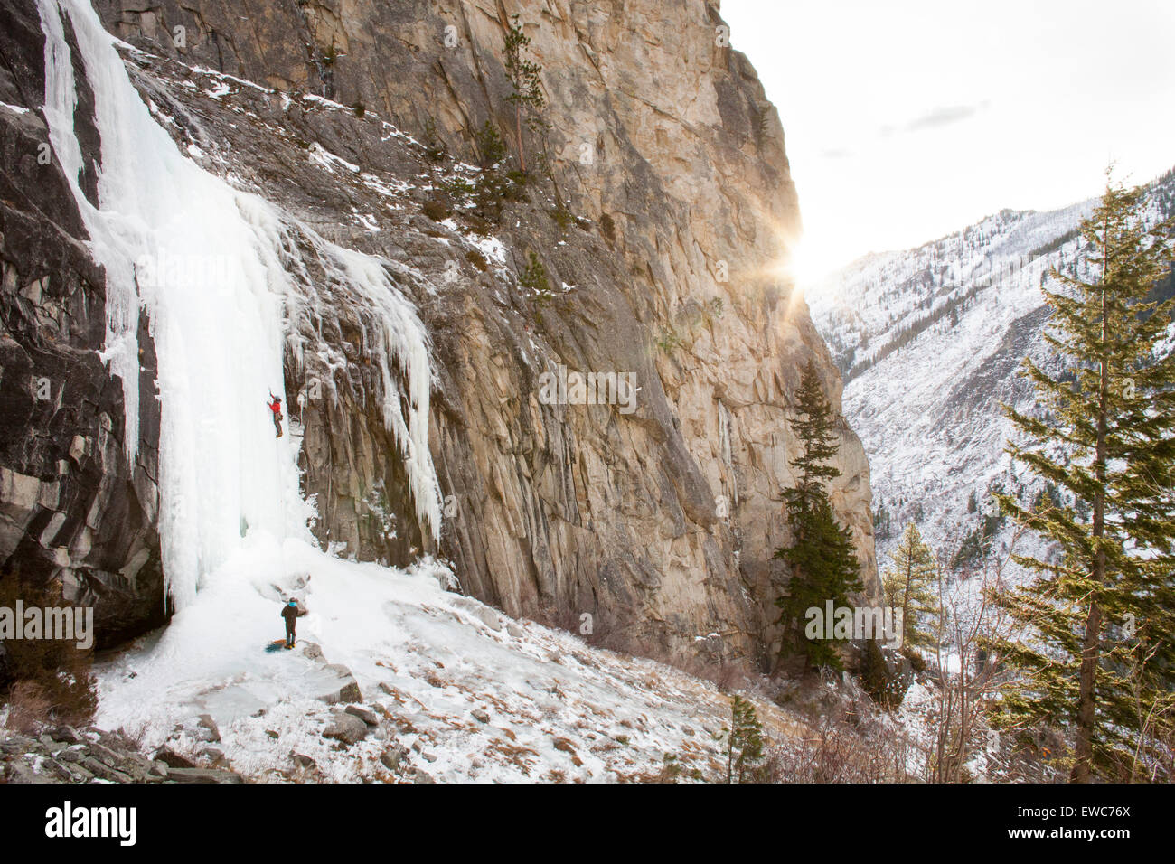 Team mountain climbing hi-res stock photography and images - Alamy