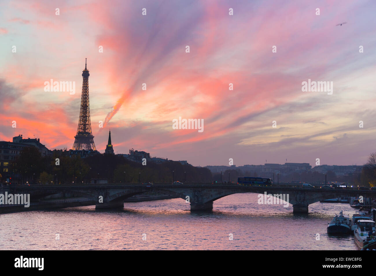 Eiffel tour over water hi-res stock photography and images - Alamy
