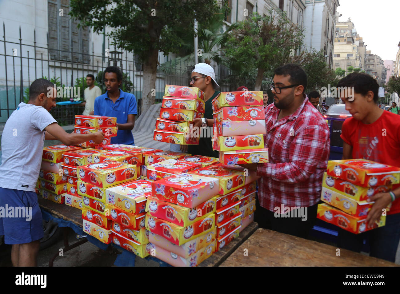 Cairo, Egypt. 22nd June, 2015. Egyptian volunteers prepare for a ...