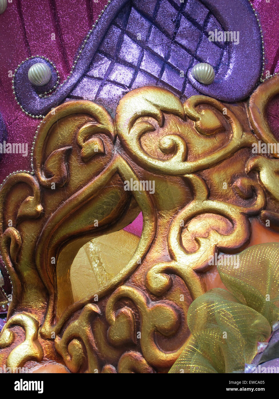 Mardi gras mask in gold purple and pink Stock Photo - Alamy