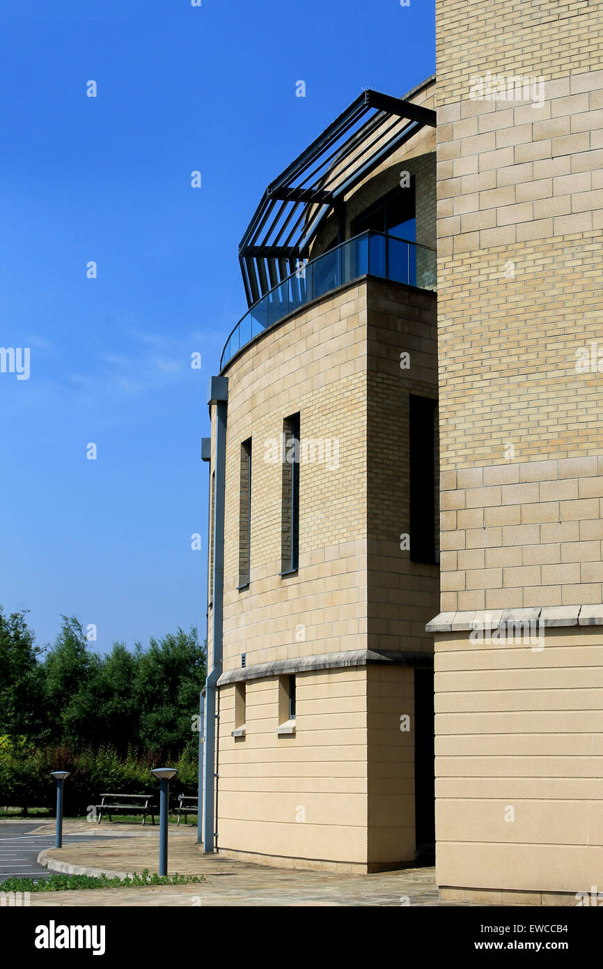 Empty modern office building on a business park Stock Photo - Alamy