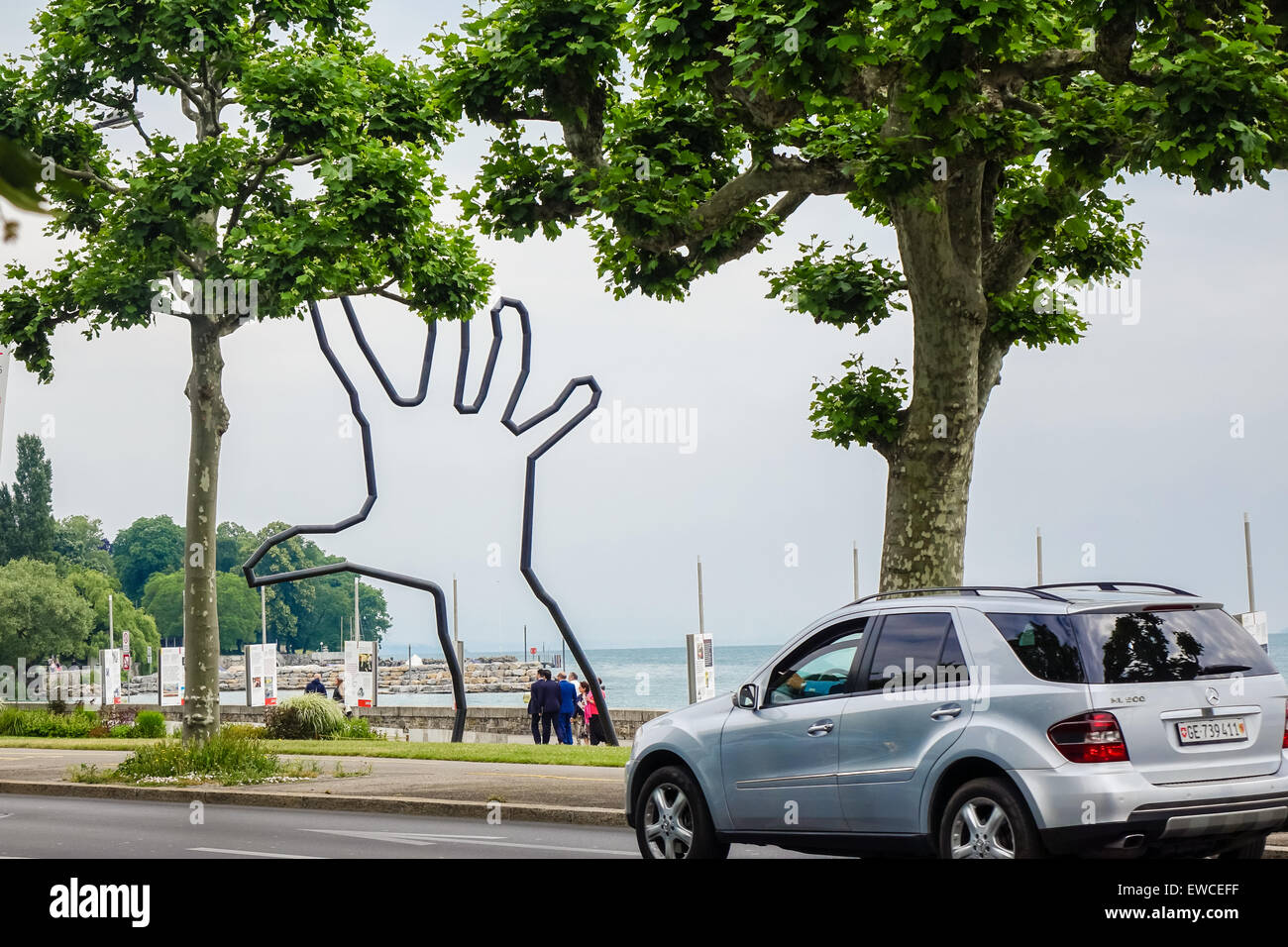Big Hand Sculpture Geneva Stock Photo - Alamy