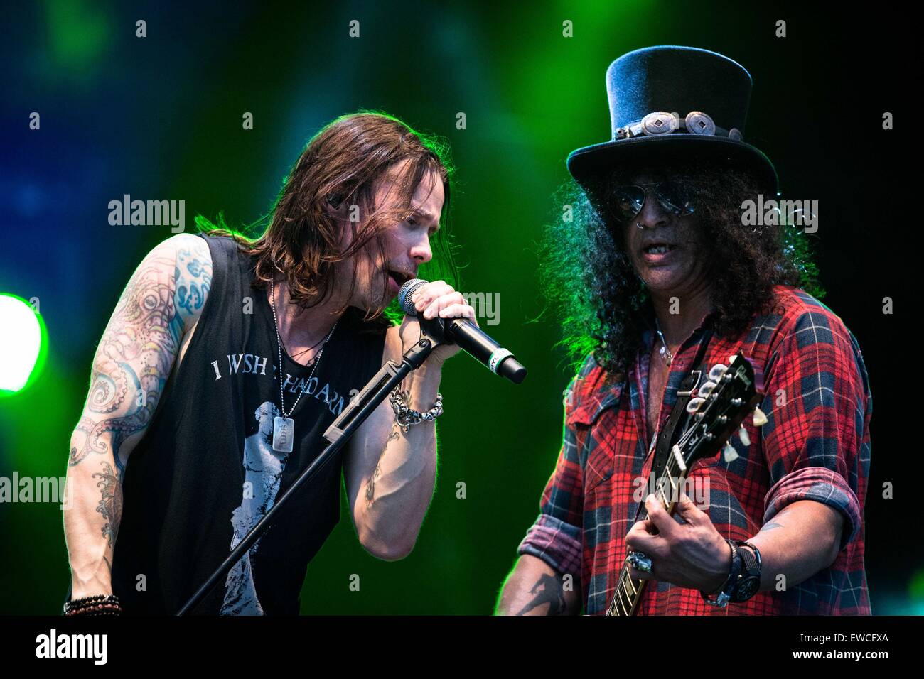 Slash ft. Myles Kennedy and The Conspirators perform live at Pinkpop ...