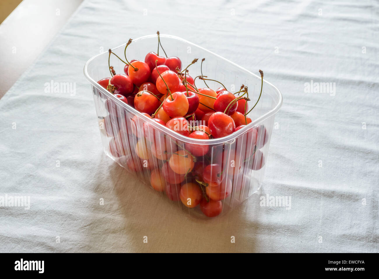 Plastic crate table hi-res stock photography and images - Alamy