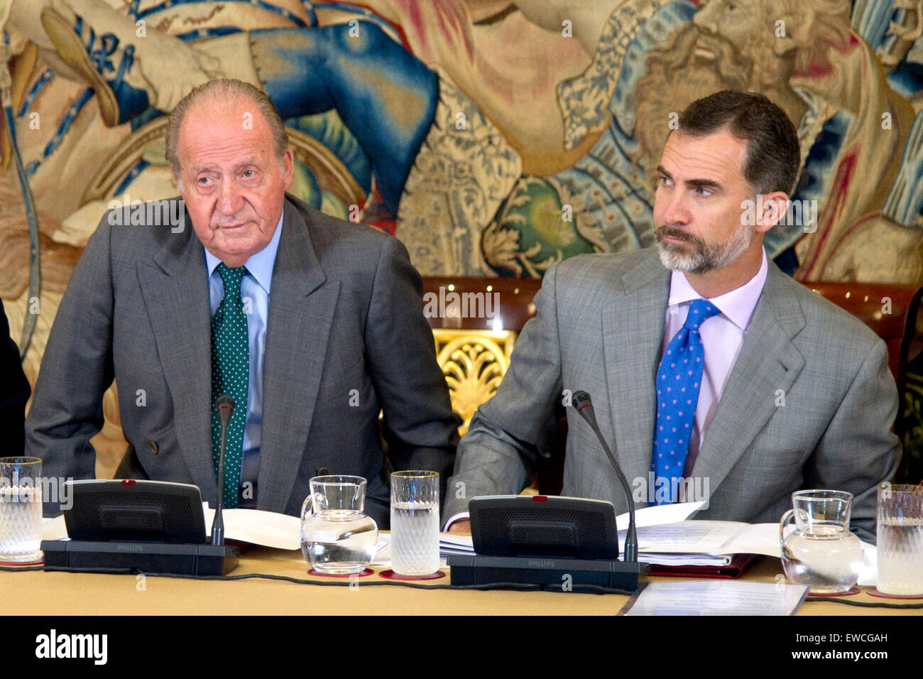 Spanish King Felipe VI and his father King Juan Carlos attend the ...