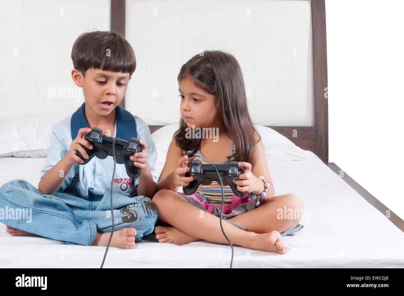 Two kids playing video game Stock Photo - Alamy