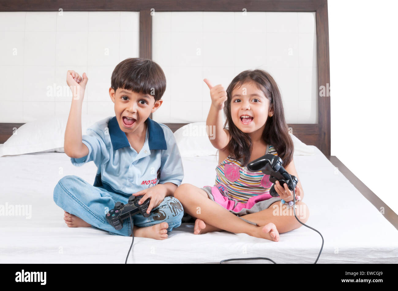 Two kids playing video game Stock Photo - Alamy