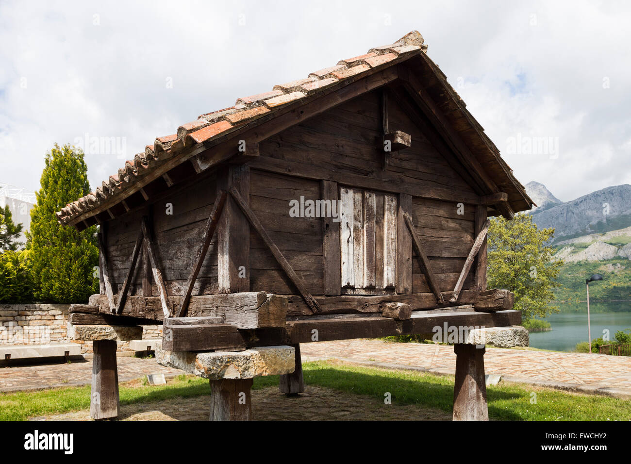 Traditional grain store granary storage hi-res stock photography and ...