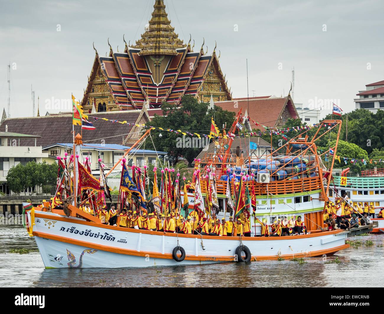Mahachai, Samut Sakhon, Thailand. 23rd June, 2015. Attendants of the ...