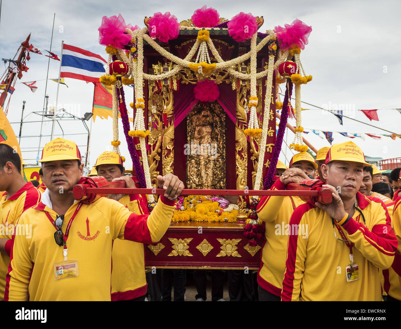 Mahachai, Samut Sakhon, Thailand. 23rd June, 2015. Men carry the City ...