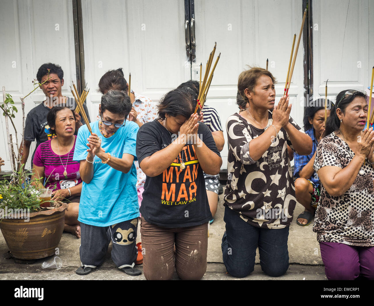 Mahachai, Samut Sakhon, Thailand. 23rd June, 2015. People kneel in the ...