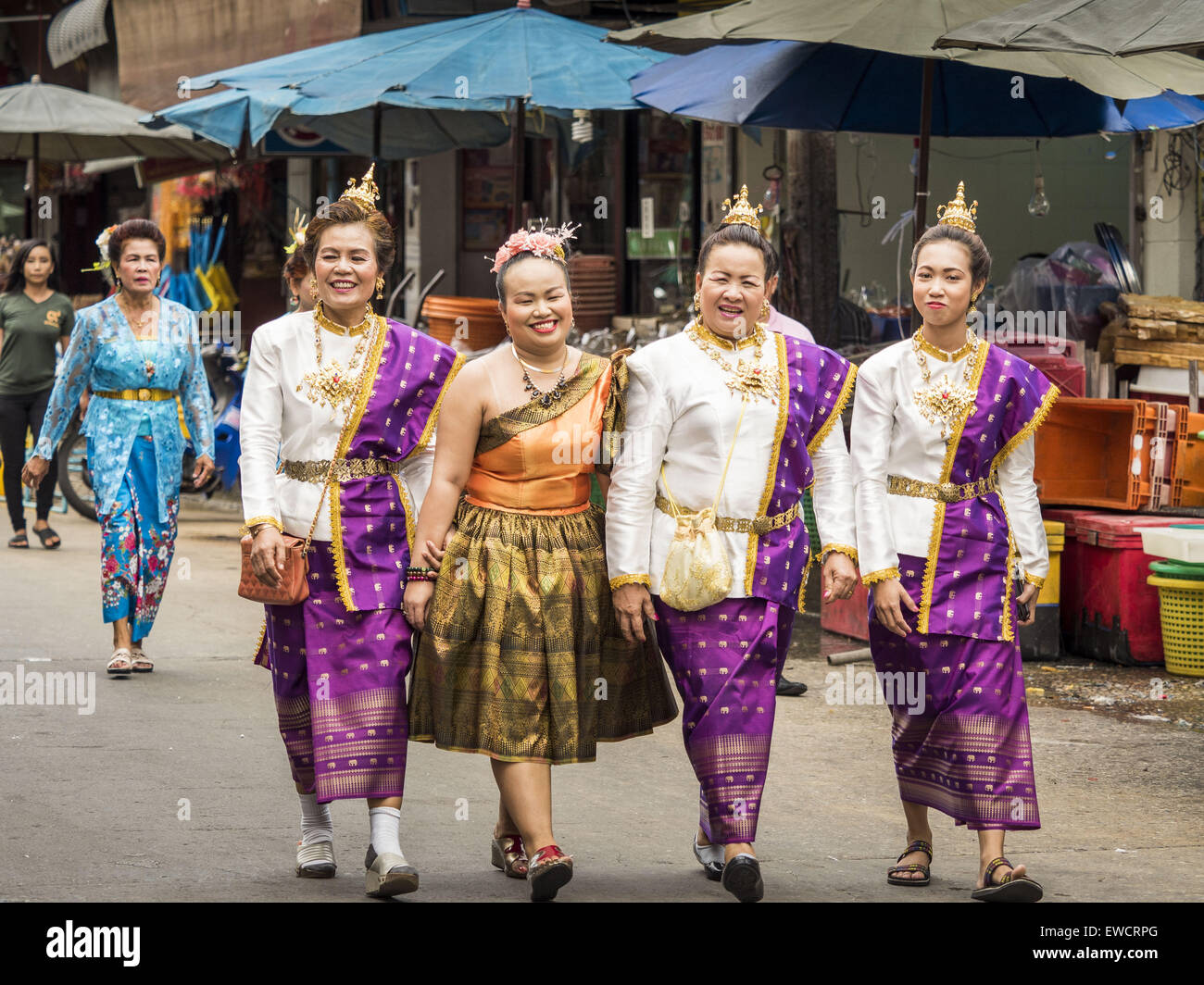 Mahachai, Samut Sakhon, Thailand. 23rd June, 2015. Thai women in ...