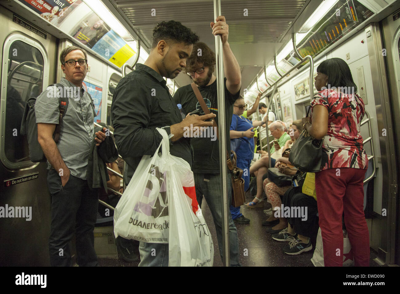 Riding the F train in Manhattan towards Brooklyn Stock Photo - Alamy