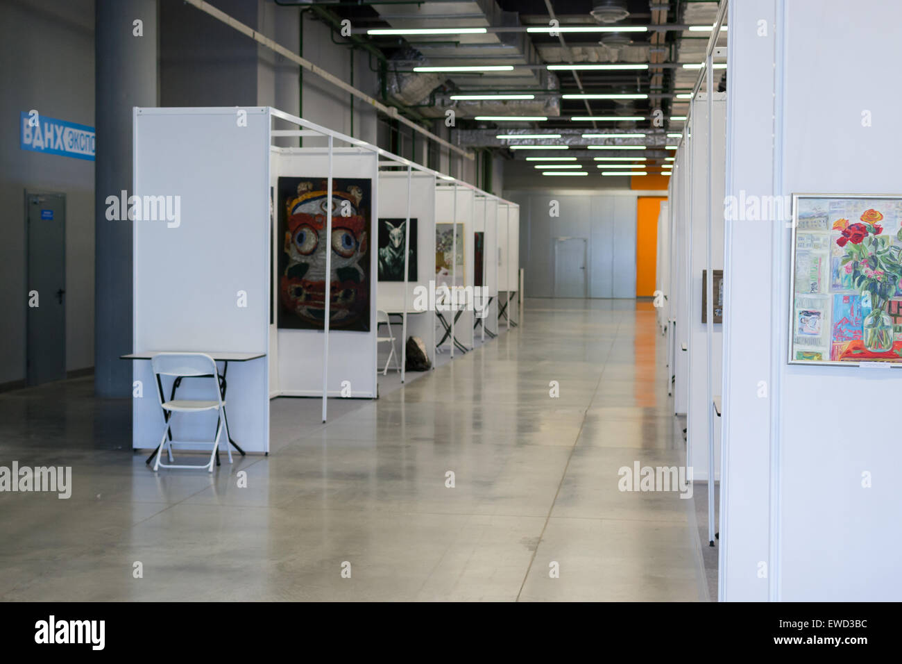 empty art museum Stock Photo - Alamy