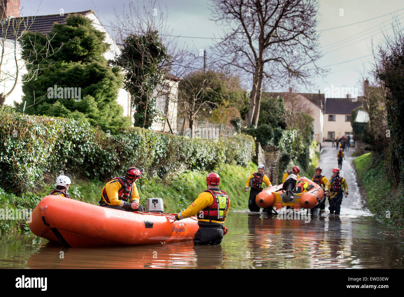 RNLI rescue teams in Lyng, Somerset during flooding in Feb 2014 Stock ...