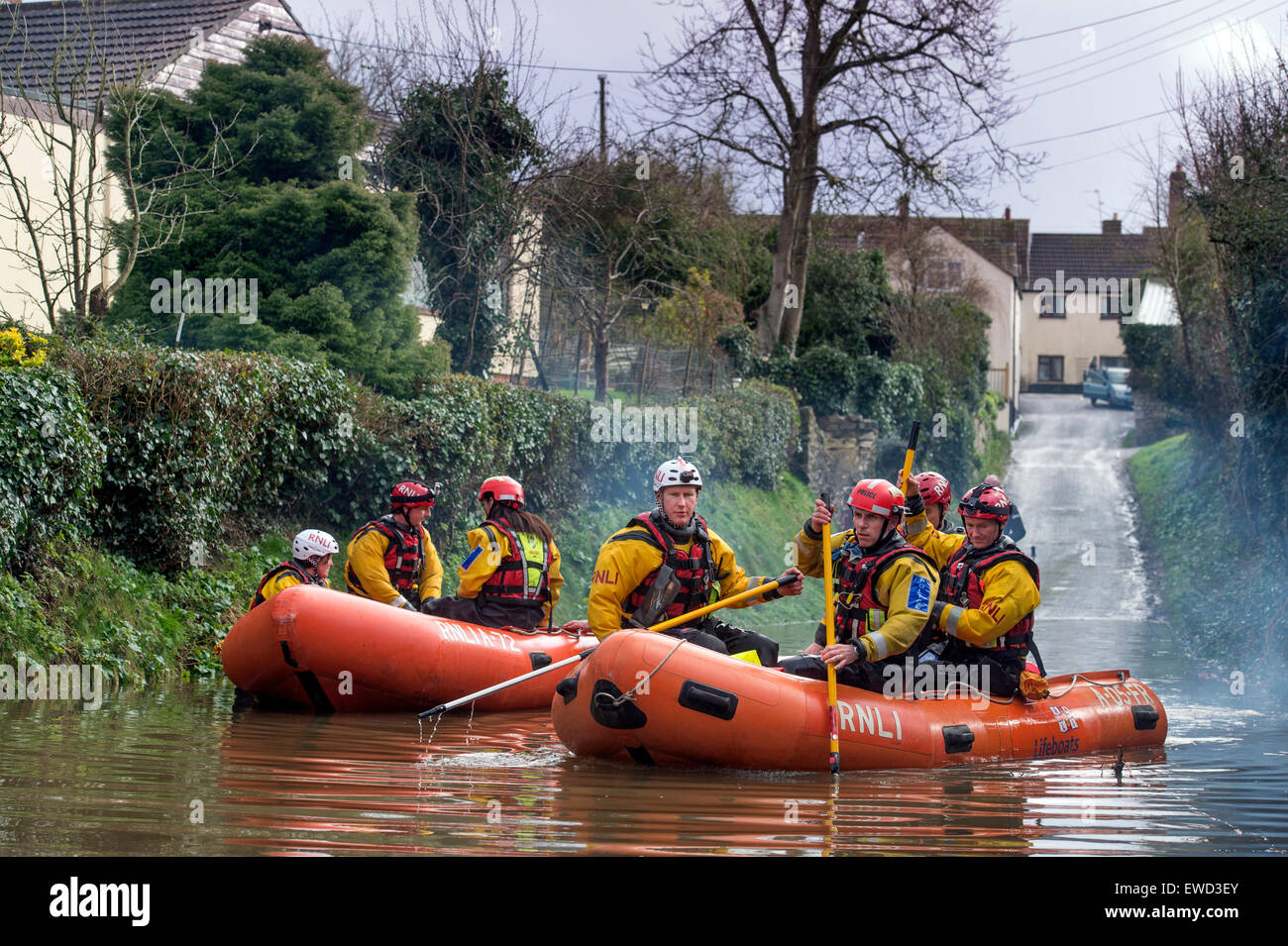 RNLI rescue teams in Lyng, Somerset during flooding in Feb 2014 Stock ...