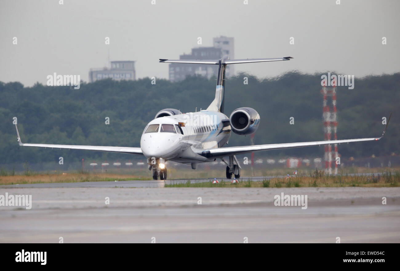 Queen elizabeth ii red carpet plane hi-res stock photography and images ...