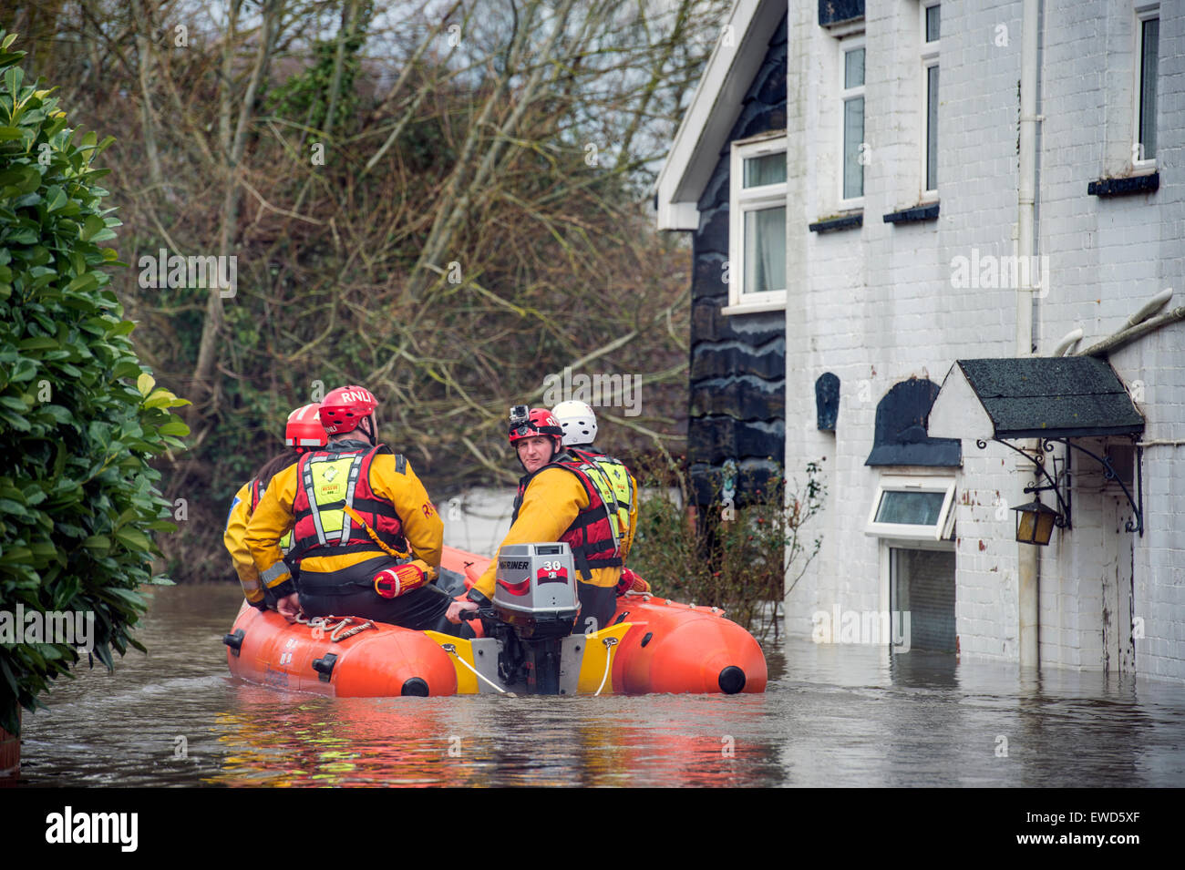 RNLI rescue teams in Lyng, Somerset during flooding in Feb 2014 Stock ...