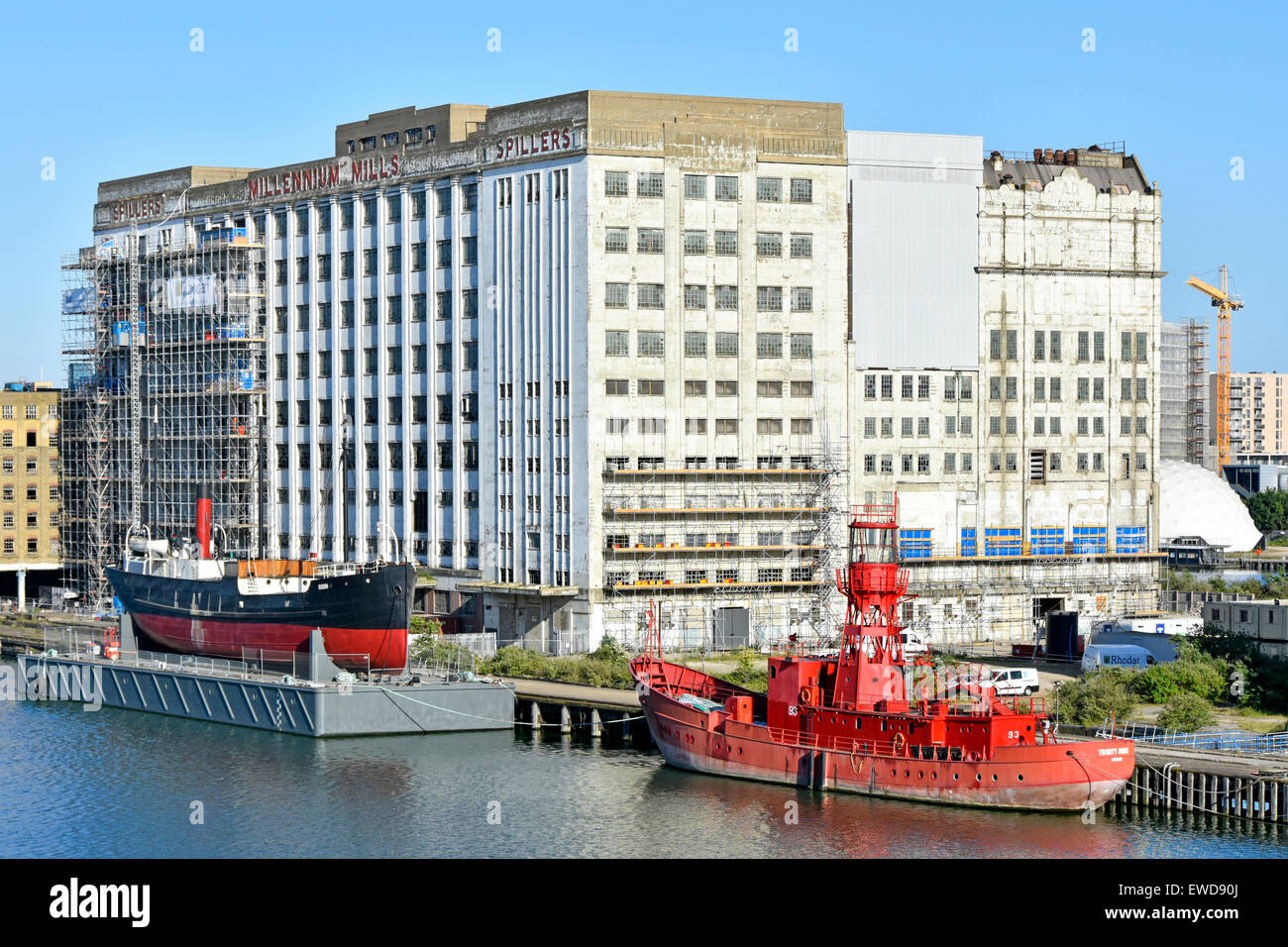 Pontoon dock london hi-res stock photography and images - Alamy