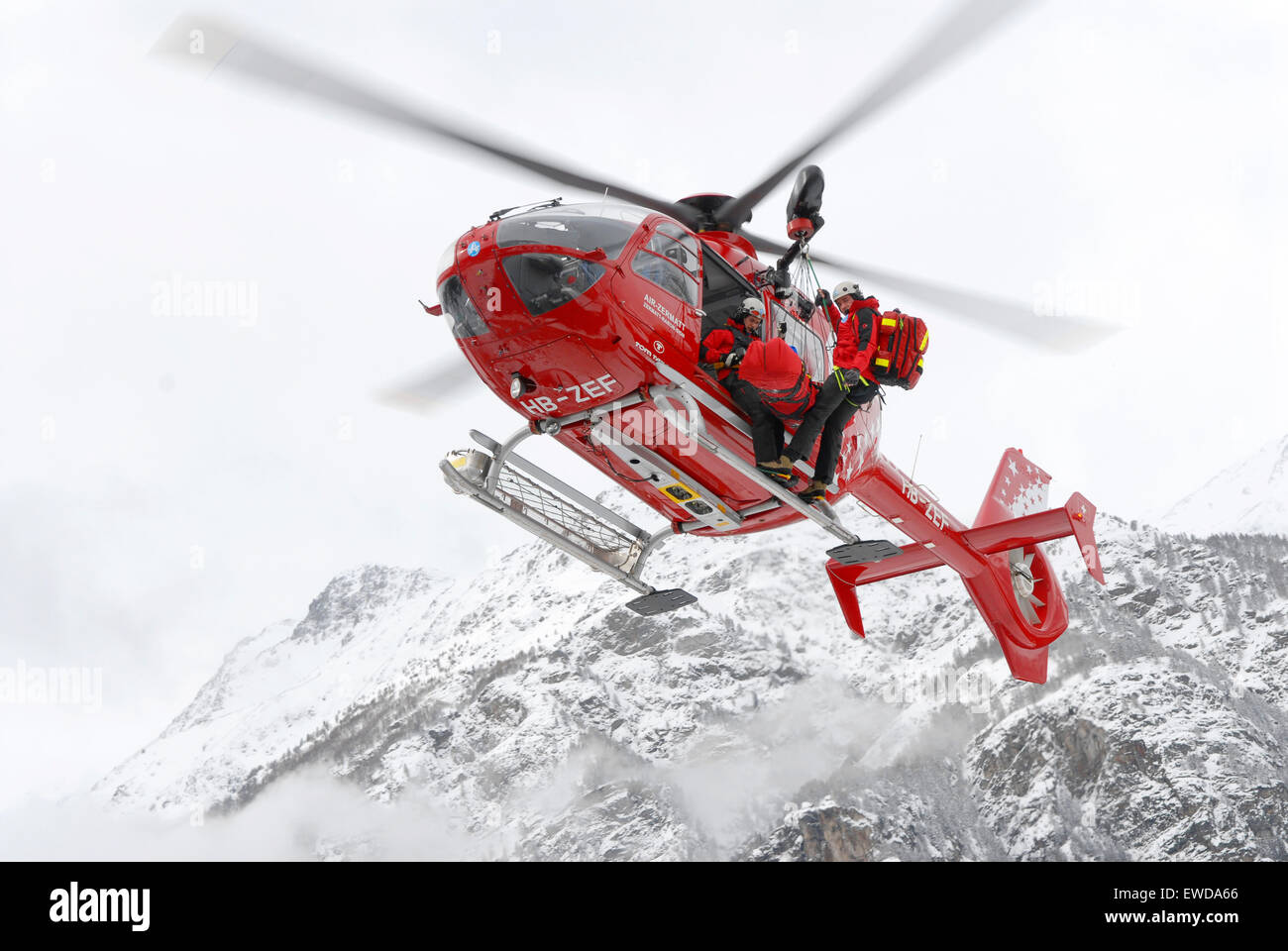 Doctor helicopter mountain hi-res stock photography and images - Alamy