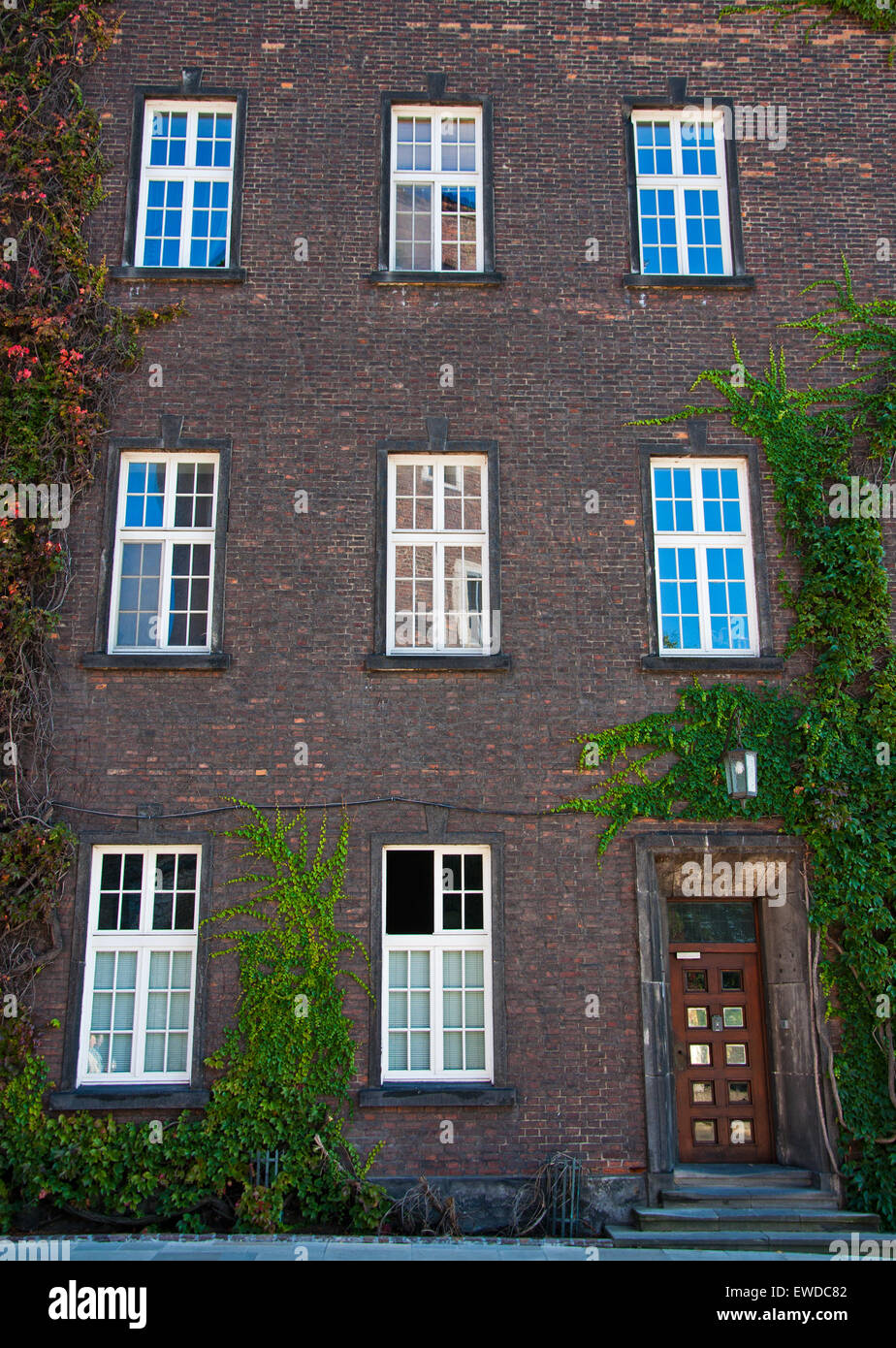 Side view front entrance mansion hi-res stock photography and images ...