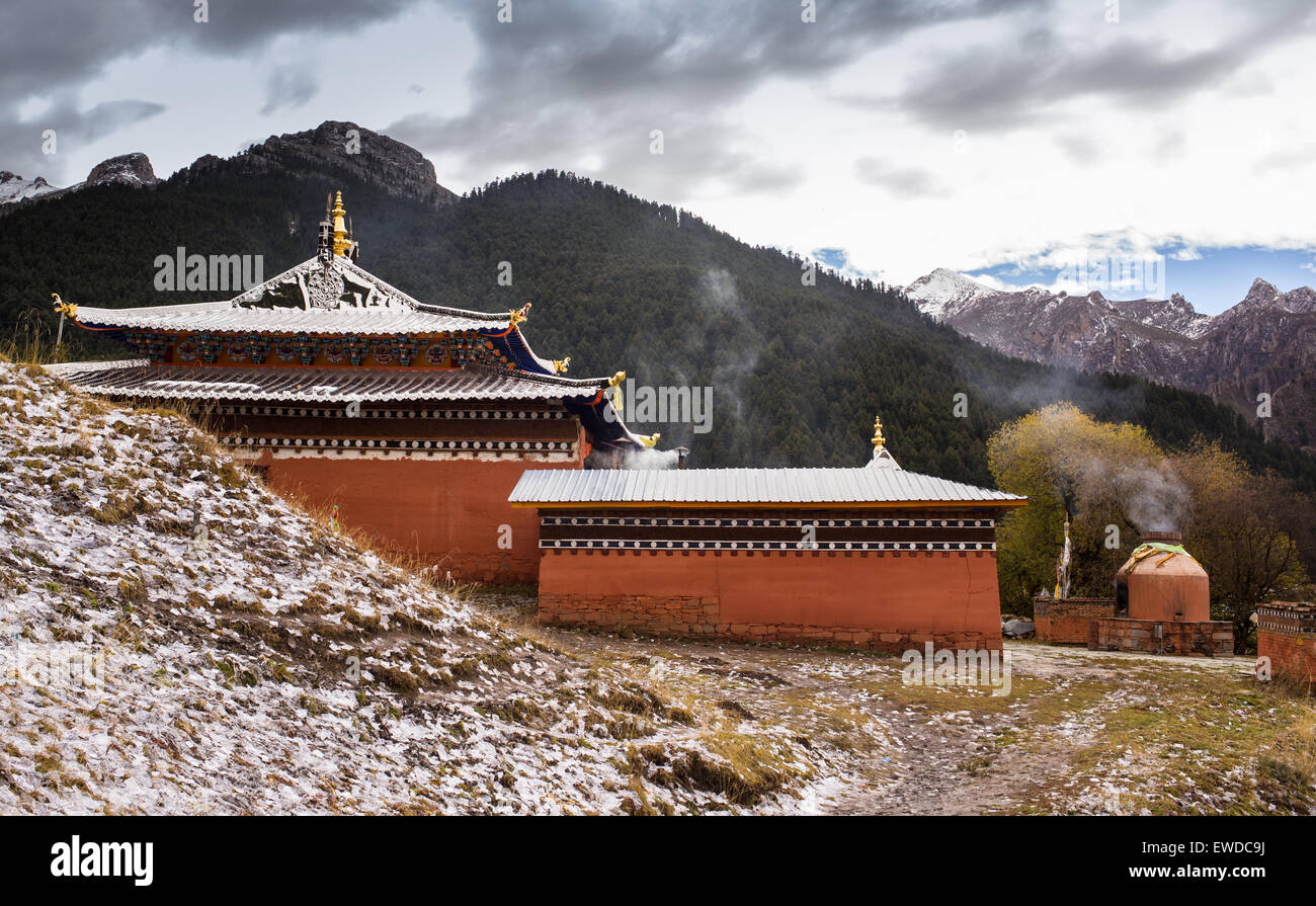 Tibetan Buddhist monastery in China Stock Photo - Alamy