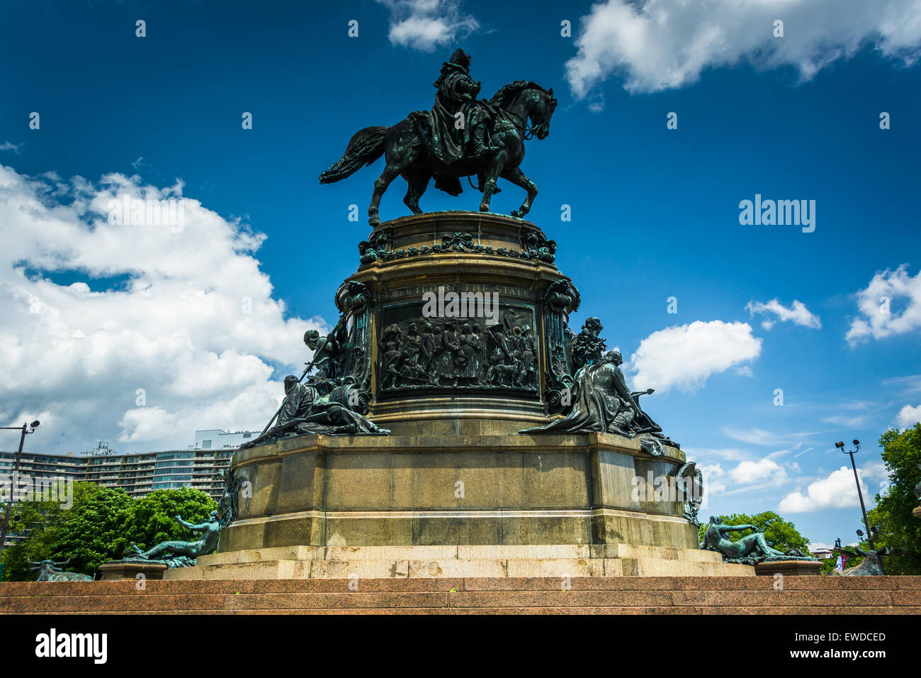 The Washington Monument at Eakins Oval in Philadelphia, Pennsylvania ...