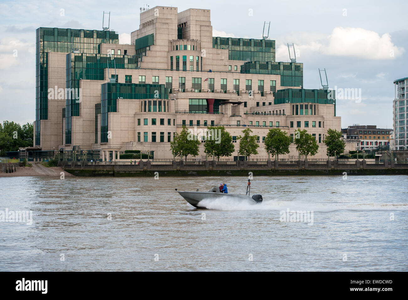 Mi6 building in james bond hi-res stock photography and images - Alamy