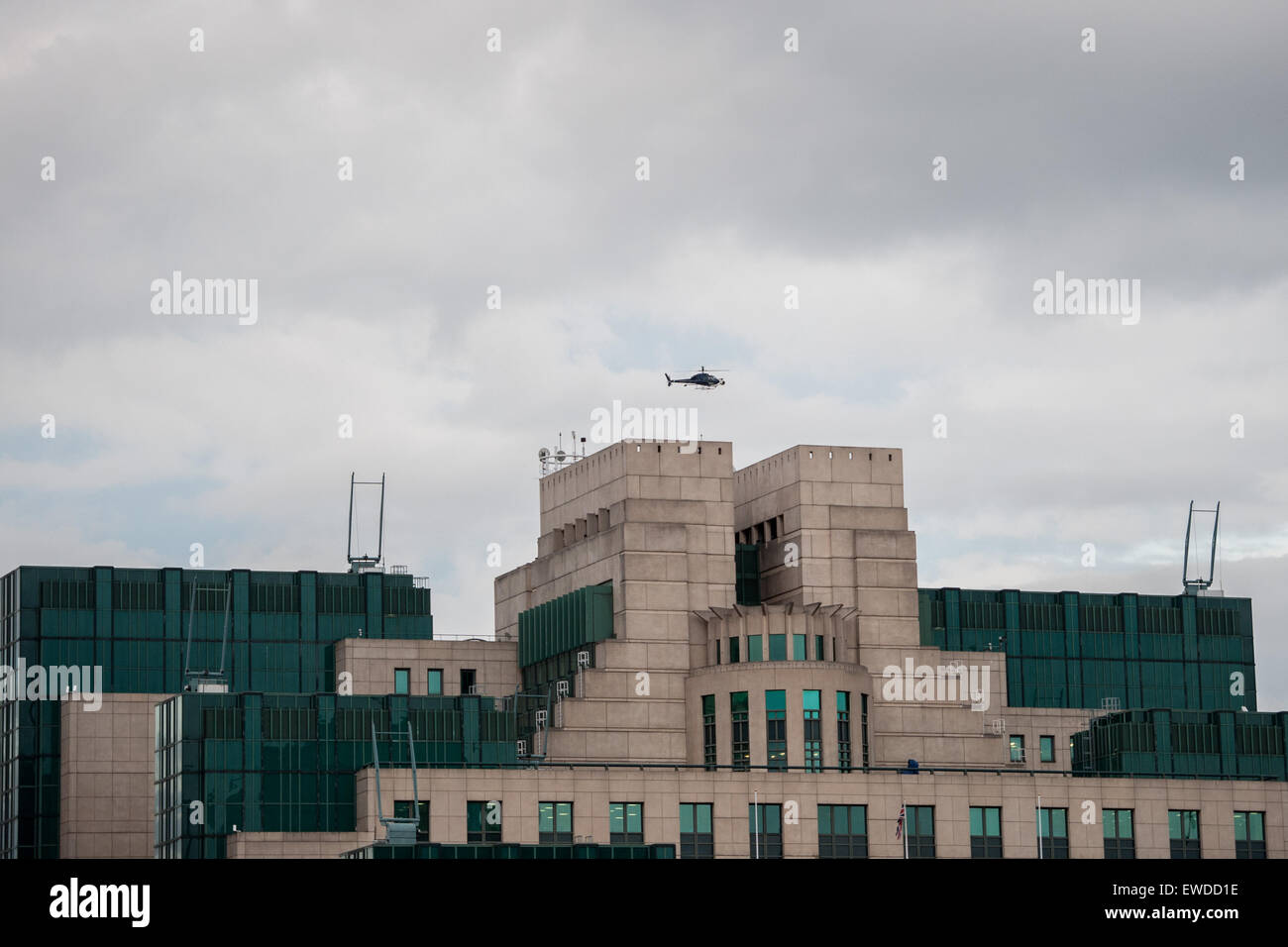 James bond 007 shoot hi-res stock photography and images - Alamy