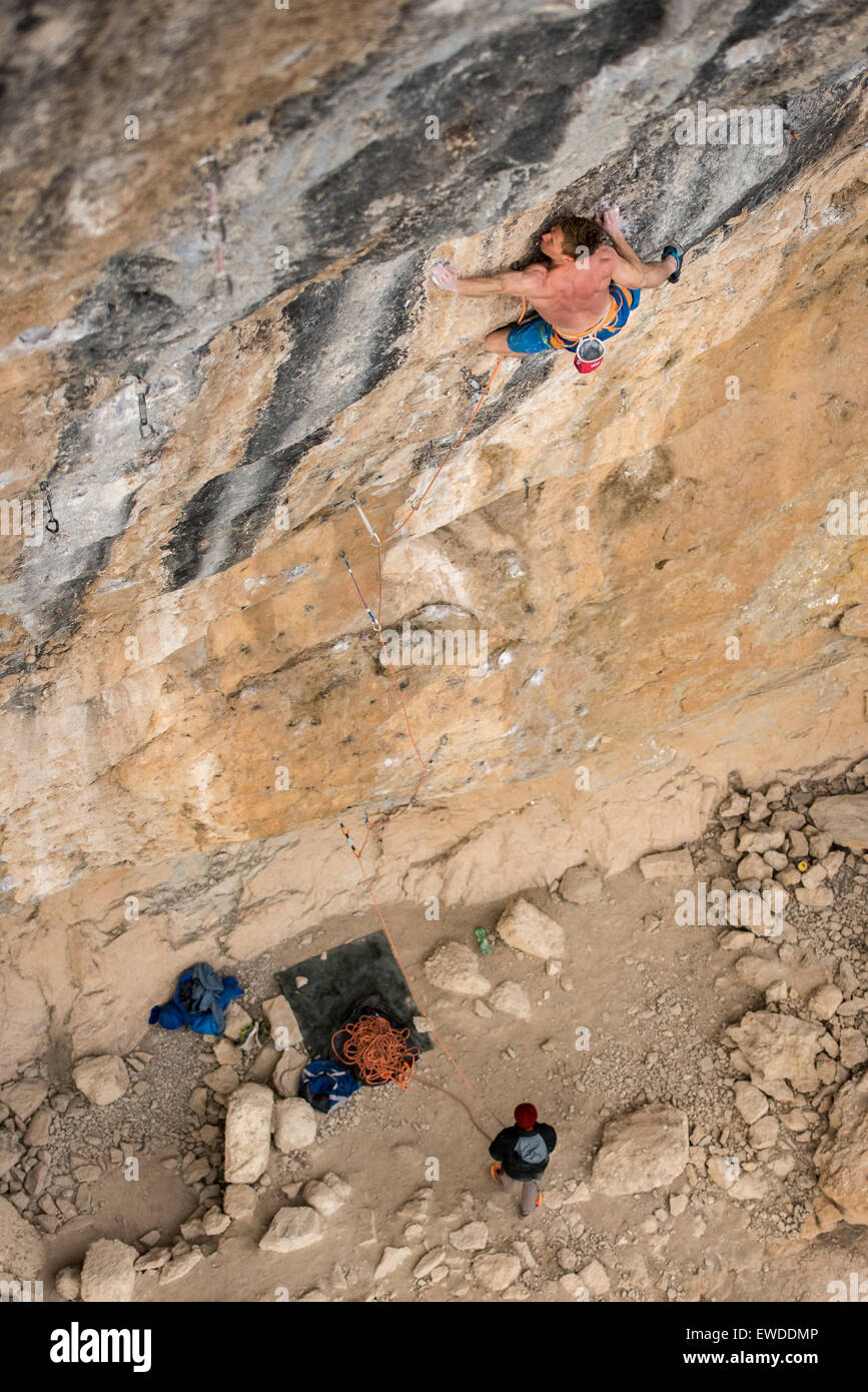 Nowegian climber Magnus Midtbø climbing Papichulo 9a+ in Oliana, Spain ...