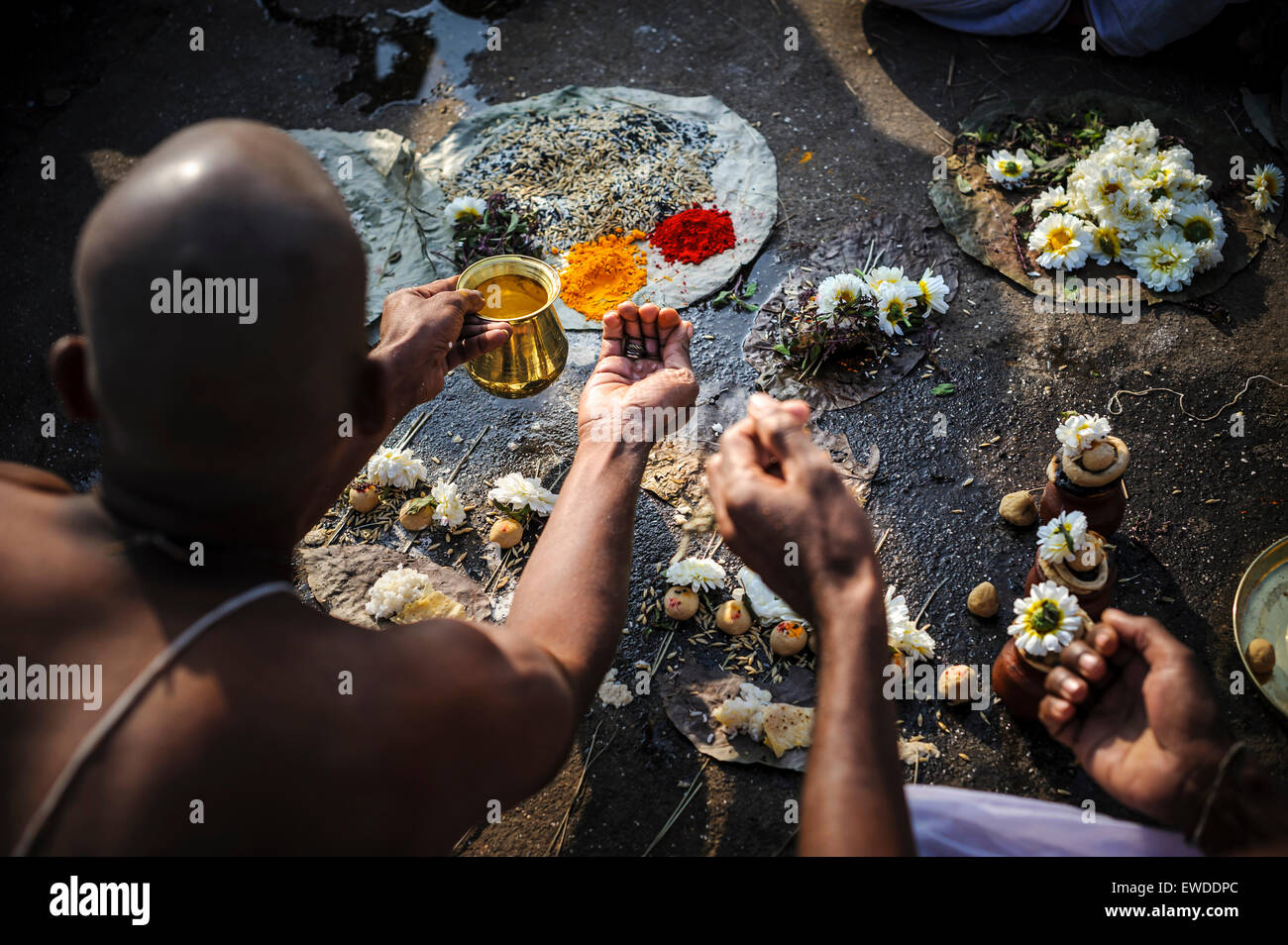 Indian family praying hi-res stock photography and images - Alamy