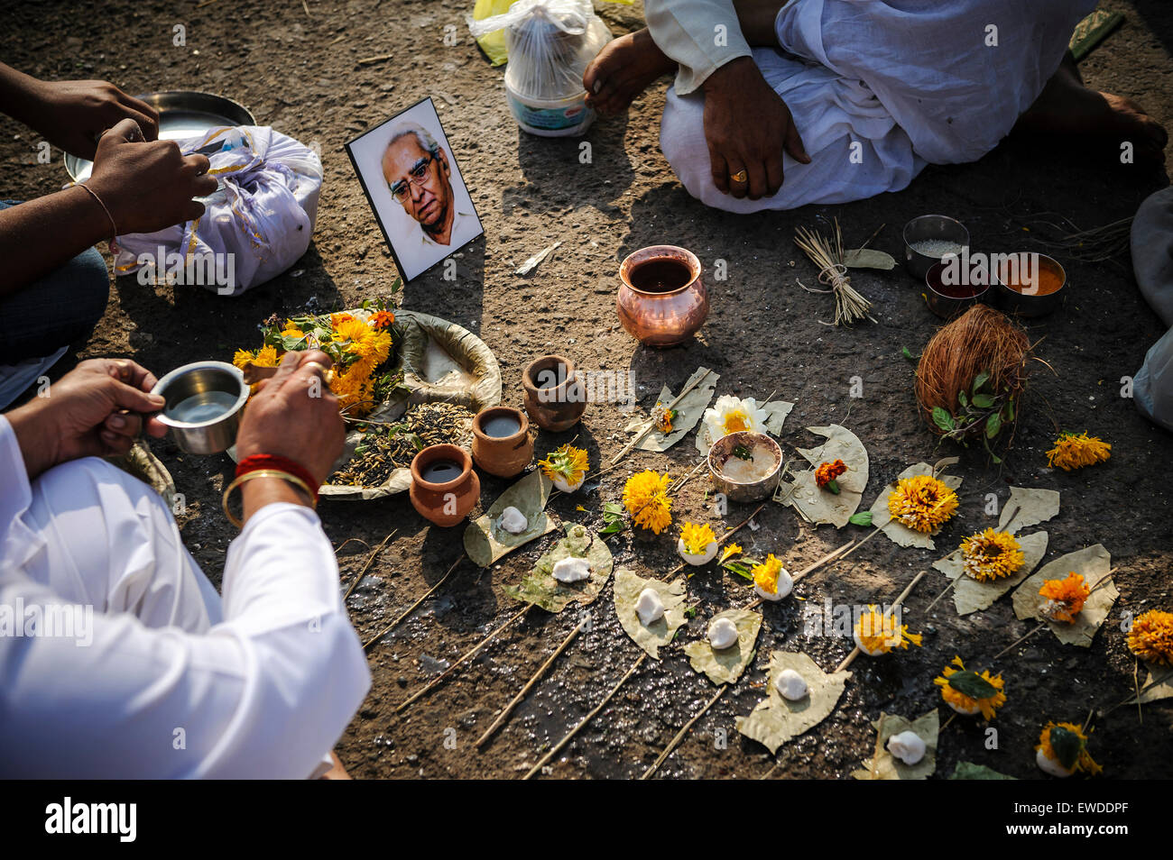 Indian family praying hi-res stock photography and images - Alamy