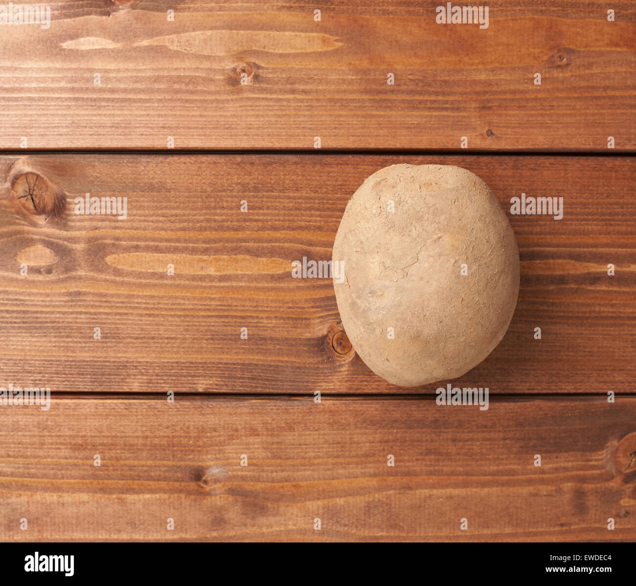 Single brown potato composition Stock Photo - Alamy