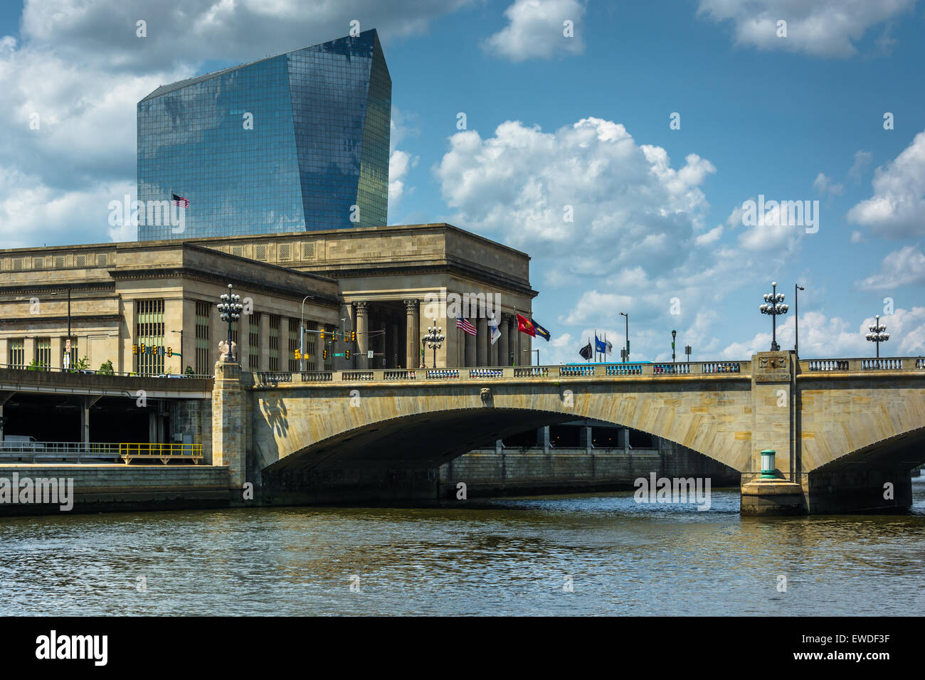 Bridge and buildings along the Schuylkill River in Philadelphia ...