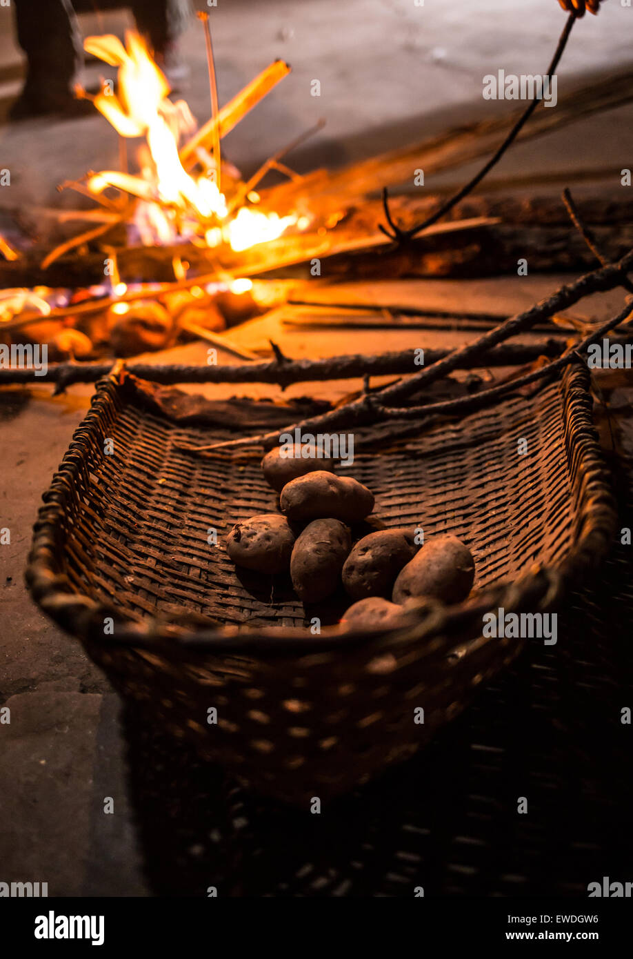 Cooking potatoes on the fire Stock Photo - Alamy