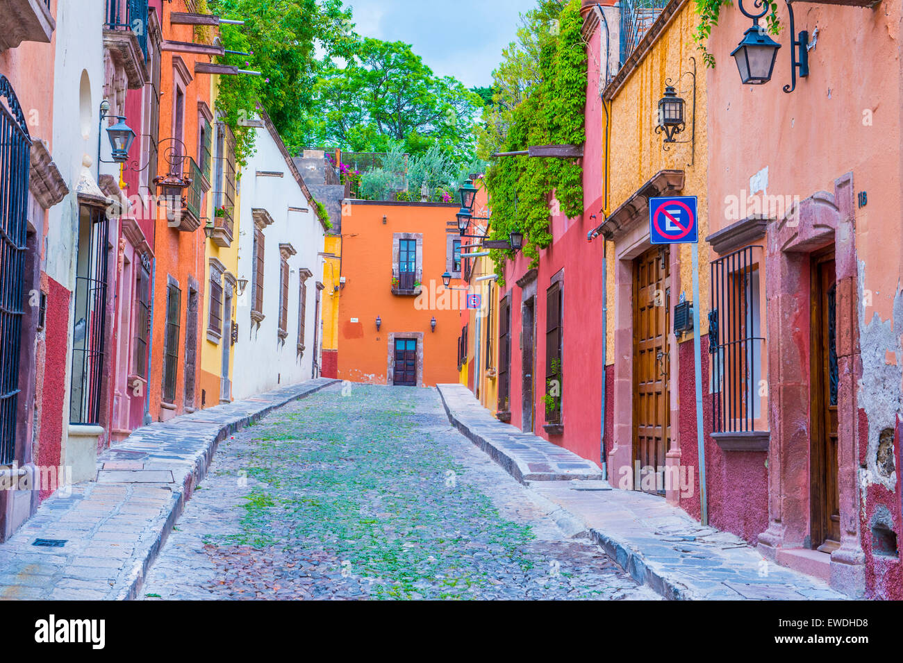 Street view in San Miguel de Allende , Mexico Stock Photo - Alamy