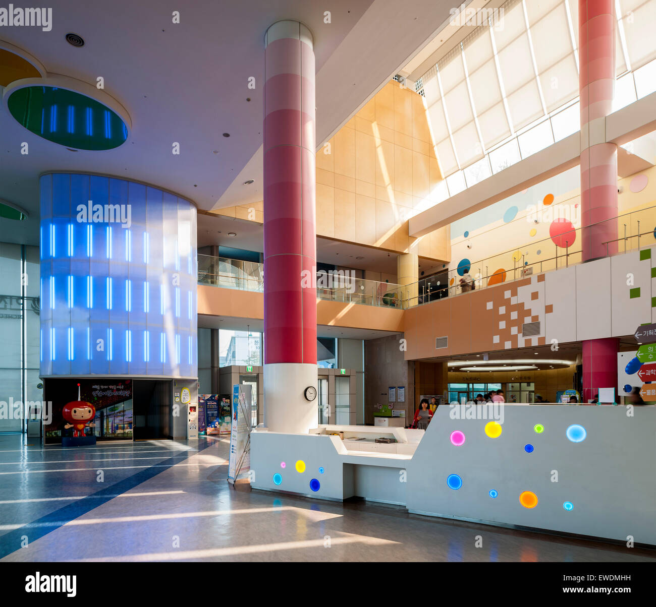 Children at science museum hi-res stock photography and images - Alamy