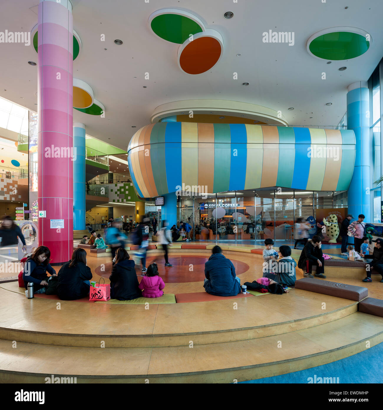 Children playing museum hi-res stock photography and images - Alamy
