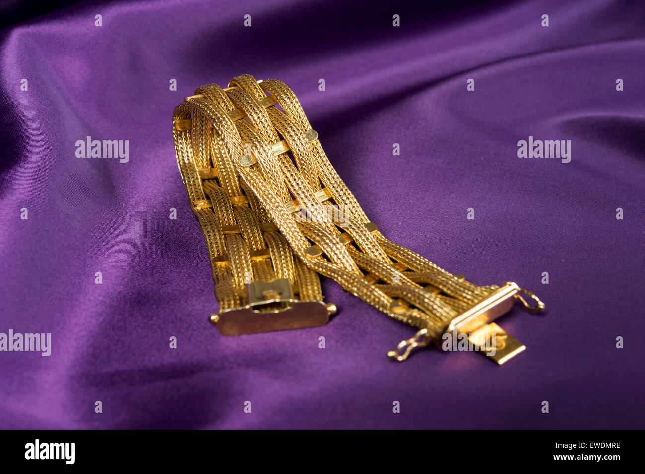 Purple gold jewellery hi-res stock photography and images - Alamy