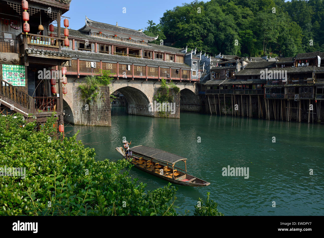Hongqiao Bridge of the roof, Sightseeing boat Stock Photo - Alamy